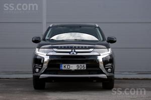 Black Mitsubishi Outlander 2017 in Riga, with an engine capacity of 2.30 L and mileage of 0 thousand km for 5200 €, photo 2 on AUTOMOTO.COM.LV