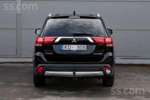 Black Mitsubishi Outlander 2017 in Riga, with an engine capacity of 2.30 L and mileage of 0 thousand km for 5200 €, photo 5 on AUTOMOTO.COM.LV