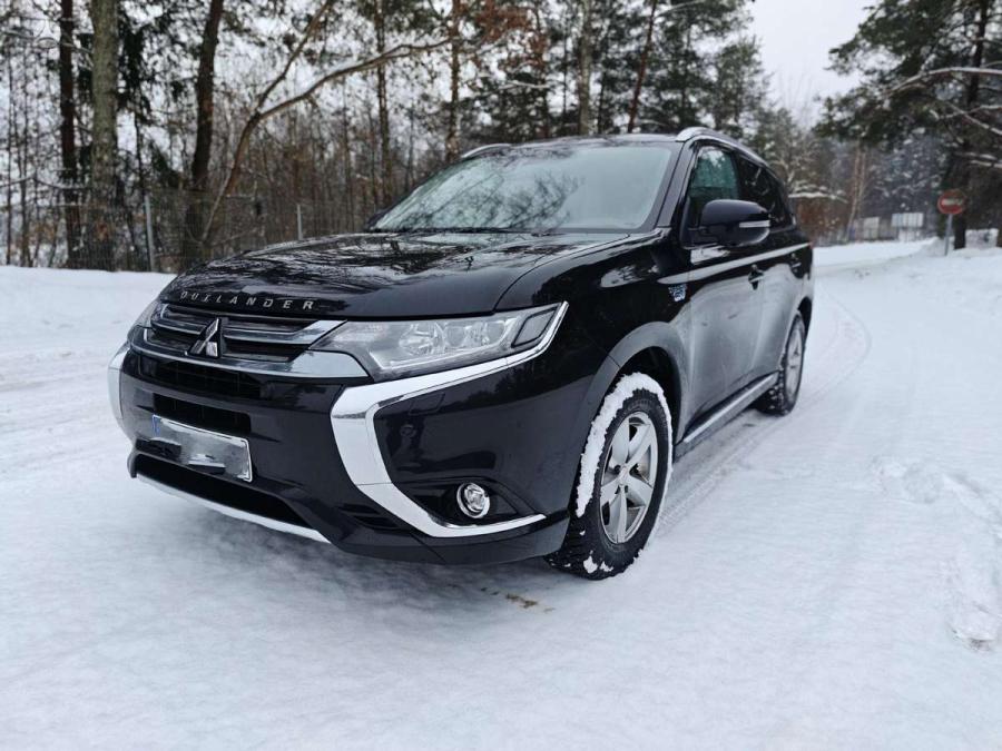 Black Mitsubishi Outlander 2017 in Vilnius, with an engine capacity of 2.00 L and mileage of 91 thousand km for 16200 €, photo 1 on AUTOMOTO.COM.LV