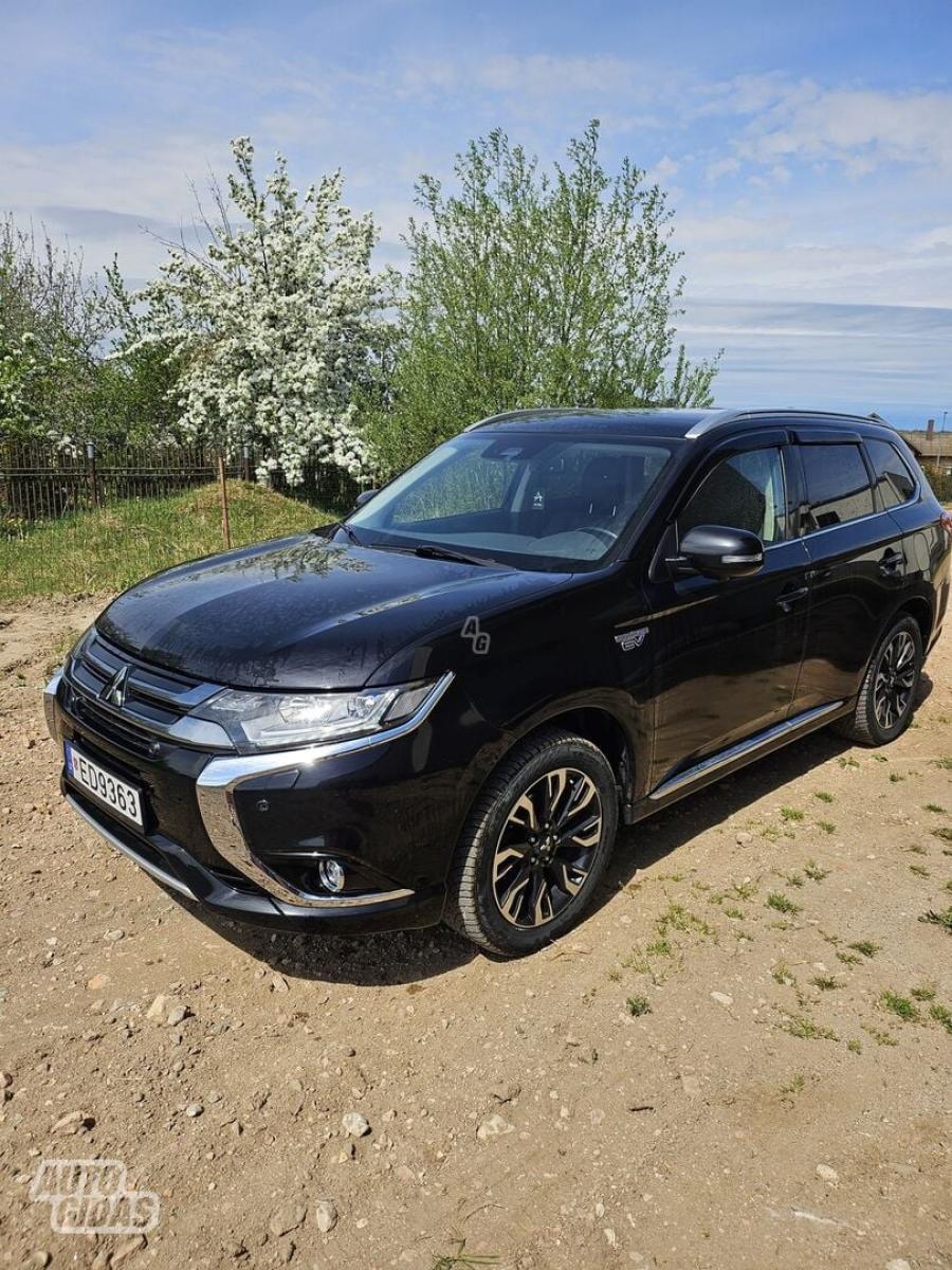 Black Mitsubishi Outlander 2017 in Jonava, with an engine capacity of 2.00 L and mileage of 198 thousand km for 13500 €, photo 3 on AUTOMOTO.COM.LV