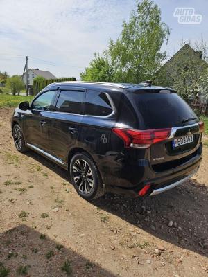 Black Mitsubishi Outlander 2017 in Jonava, with an engine capacity of 2.00 L and mileage of 198 thousand km for 13500 €, photo 4 on AUTOMOTO.COM.LV