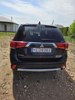 Black Mitsubishi Outlander 2017 in Jonava, with an engine capacity of 2.00 L and mileage of 198 thousand km for 13500 €, photo 5 on AUTOMOTO.COM.LV