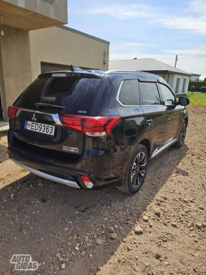 Black Mitsubishi Outlander 2017 in Jonava, with an engine capacity of 2.00 L and mileage of 198 thousand km for 13500 €, photo 6 on AUTOMOTO.COM.LV