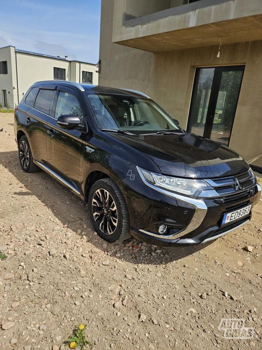 Black Mitsubishi Outlander 2017 in Jonava, with an engine capacity of 2.00 L and mileage of 198 thousand km for 13500 €, photo 7 on AUTOMOTO.COM.LV