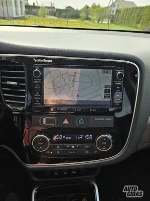 Black Mitsubishi Outlander 2017 in Jonava, with an engine capacity of 2.00 L and mileage of 198 thousand km for 13500 €, photo 10 on AUTOMOTO.COM.LV