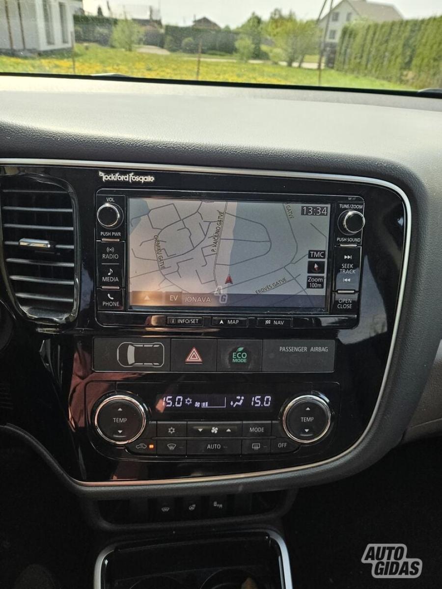 Black Mitsubishi Outlander 2017 in Jonava, with an engine capacity of 2.00 L and mileage of 198 thousand km for 13500 €, photo 10 on AUTOMOTO.COM.LV