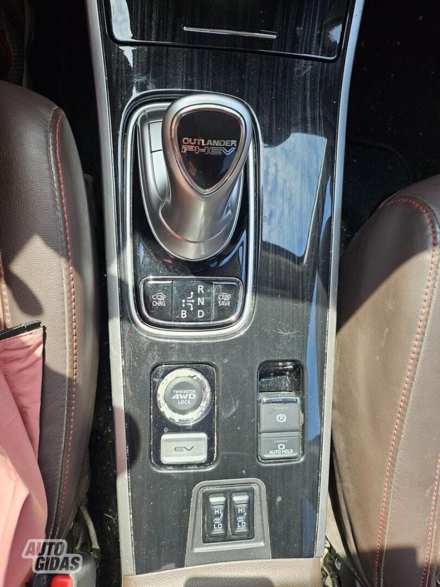 Black Mitsubishi Outlander 2017 in Jonava, with an engine capacity of 2.00 L and mileage of 198 thousand km for 13500 €, photo 11 on AUTOMOTO.COM.LV