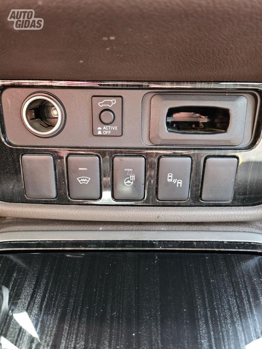 Black Mitsubishi Outlander 2017 in Jonava, with an engine capacity of 2.00 L and mileage of 198 thousand km for 13500 €, photo 12 on AUTOMOTO.COM.LV
