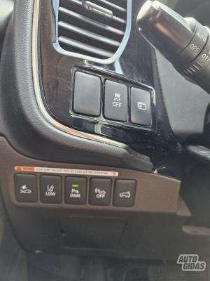Black Mitsubishi Outlander 2017 in Jonava, with an engine capacity of 2.00 L and mileage of 198 thousand km for 13500 €, photo 13 on AUTOMOTO.COM.LV