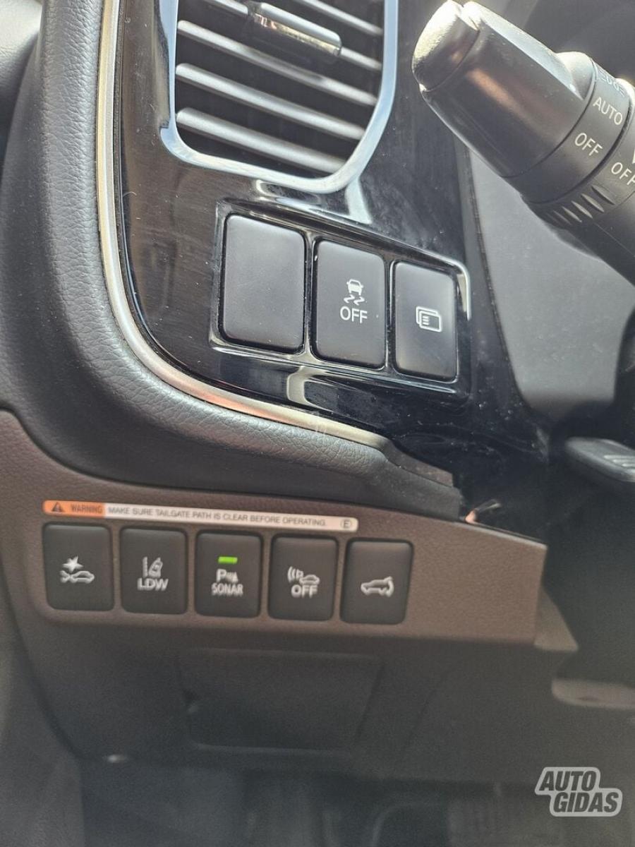 Black Mitsubishi Outlander 2017 in Jonava, with an engine capacity of 2.00 L and mileage of 198 thousand km for 13500 €, photo 13 on AUTOMOTO.COM.LV
