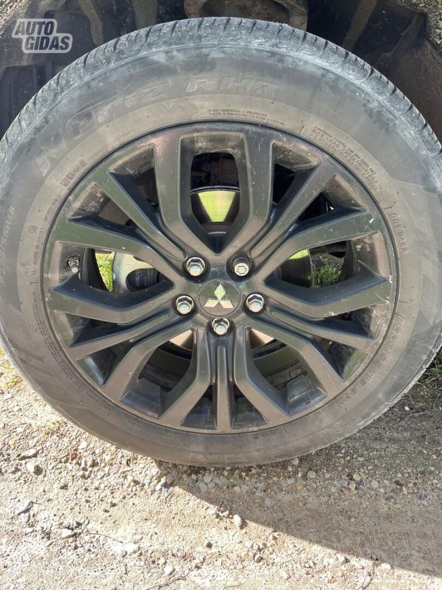 Melns Mitsubishi Outlander 2017 Viļņa, ar dzinēja tilpumu 2.00 L un nobraukumu 187 tūkst. km par 9700 €, foto 15 vietnē AUTOMOTO.COM.LV