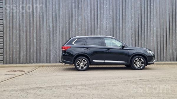 Black Mitsubishi Outlander 2017 in Jelgava, with an engine capacity of 2.30 L and mileage of 184 thousand km for 11250 €, photo 4 on AUTOMOTO.COM.LV