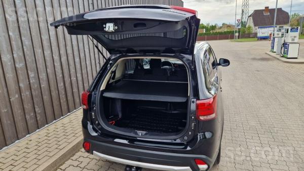 Black Mitsubishi Outlander 2017 in Jelgava, with an engine capacity of 2.30 L and mileage of 184 thousand km for 11250 €, photo 8 on AUTOMOTO.COM.LV