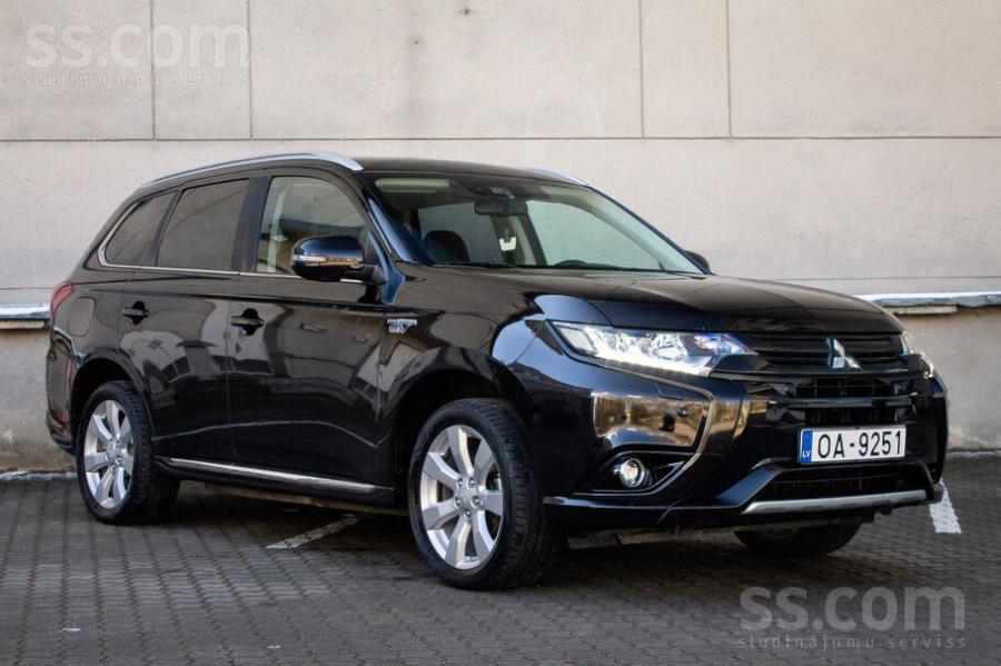Melns Mitsubishi Outlander 2017 Rīga, ar dzinēja tilpumu 2.00 L un nobraukumu 260 tūkst. km par 14000 €, foto 3 vietnē AUTOMOTO.COM.LV