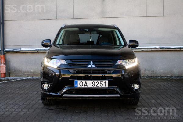 Black Mitsubishi Outlander 2017 in Riga, with an engine capacity of 2.00 L and mileage of 260 thousand km for 14000 €, photo 3 on AUTOMOTO.COM.LV