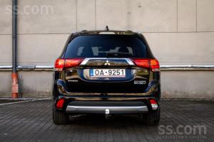 Melns Mitsubishi Outlander 2017 Rīga, ar dzinēja tilpumu 2.00 L un nobraukumu 260 tūkst. km par 14000 €, foto 5 vietnē AUTOMOTO.COM.LV