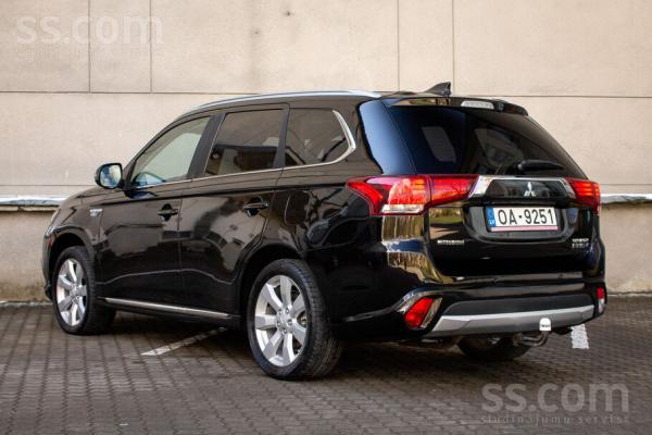 Black Mitsubishi Outlander 2017 in Riga, with an engine capacity of 2.00 L and mileage of 260 thousand km for 14000 €, photo 5 on AUTOMOTO.COM.LV