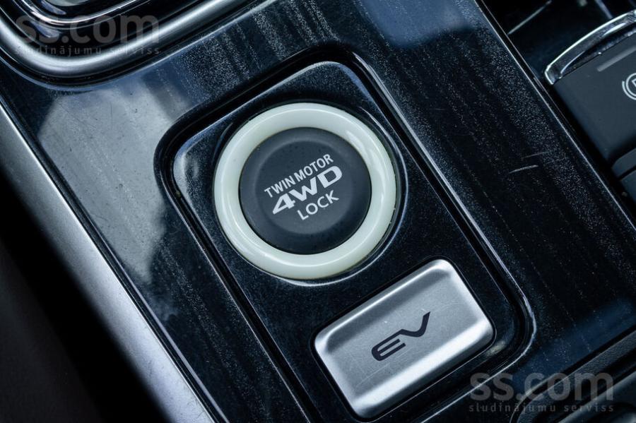 Melns Mitsubishi Outlander 2017 Rīga, ar dzinēja tilpumu 2.00 L un nobraukumu 260 tūkst. km par 14000 €, foto 24 vietnē AUTOMOTO.COM.LV