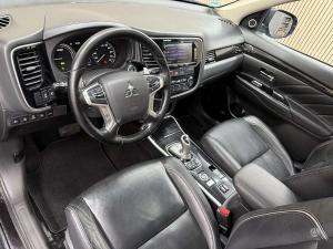 Black Mitsubishi Outlander 2017 in Marijampole, with an engine capacity of 2.00 L and mileage of 217 thousand km for 11950 €, photo 3 on AUTOMOTO.COM.LV