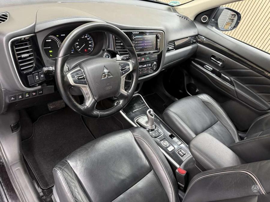 Black Mitsubishi Outlander 2017 in Marijampole, with an engine capacity of 2.00 L and mileage of 217 thousand km for 11950 €, photo 3 on AUTOMOTO.COM.LV