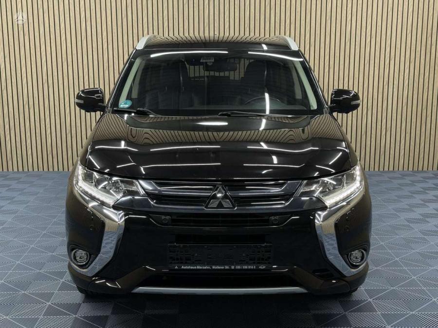 Black Mitsubishi Outlander 2017 in Marijampole, with an engine capacity of 2.00 L and mileage of 217 thousand km for 11950 €, photo 5 on AUTOMOTO.COM.LV