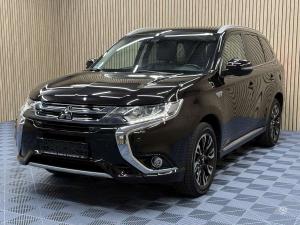 Black Mitsubishi Outlander 2017 in Marijampole, with an engine capacity of 2.00 L and mileage of 217 thousand km for 11950 €, photo 6 on AUTOMOTO.COM.LV