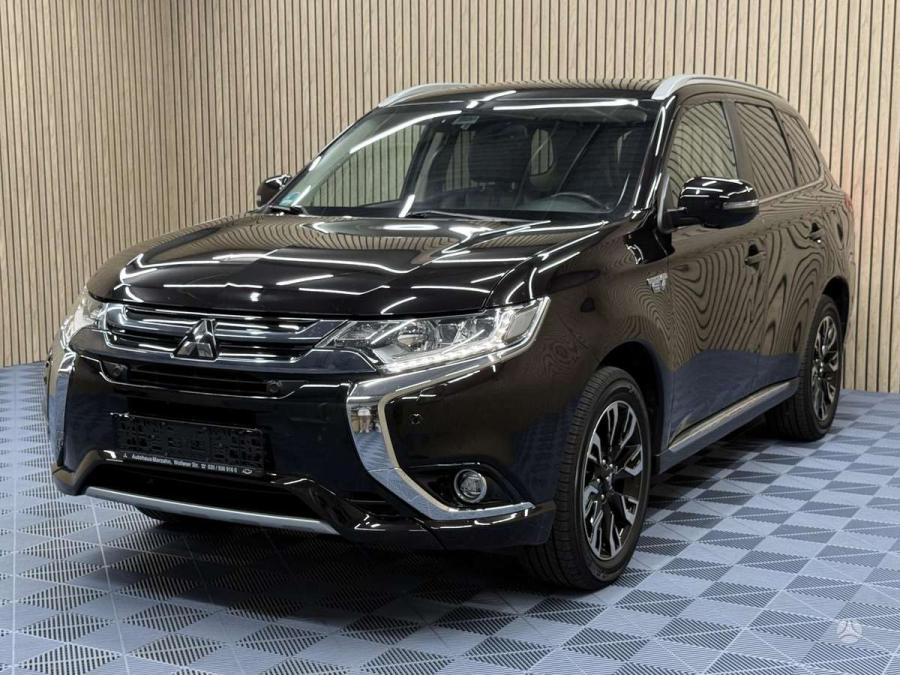 Black Mitsubishi Outlander 2017 in Marijampole, with an engine capacity of 2.00 L and mileage of 217 thousand km for 11950 €, photo 6 on AUTOMOTO.COM.LV