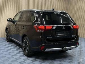 Black Mitsubishi Outlander 2017 in Marijampole, with an engine capacity of 2.00 L and mileage of 217 thousand km for 11950 €, photo 7 on AUTOMOTO.COM.LV