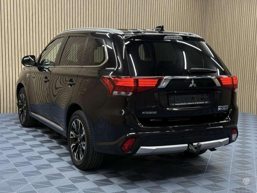 Black Mitsubishi Outlander 2017 in Marijampole, with an engine capacity of 2.00 L and mileage of 217 thousand km for 11950 €, photo 7 on AUTOMOTO.COM.LV