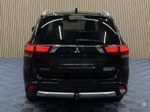 Black Mitsubishi Outlander 2017 in Marijampole, with an engine capacity of 2.00 L and mileage of 217 thousand km for 11950 €, photo 8 on AUTOMOTO.COM.LV