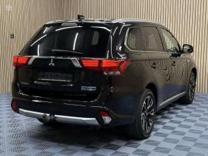 Black Mitsubishi Outlander 2017 in Marijampole, with an engine capacity of 2.00 L and mileage of 217 thousand km for 11950 €, photo 9 on AUTOMOTO.COM.LV