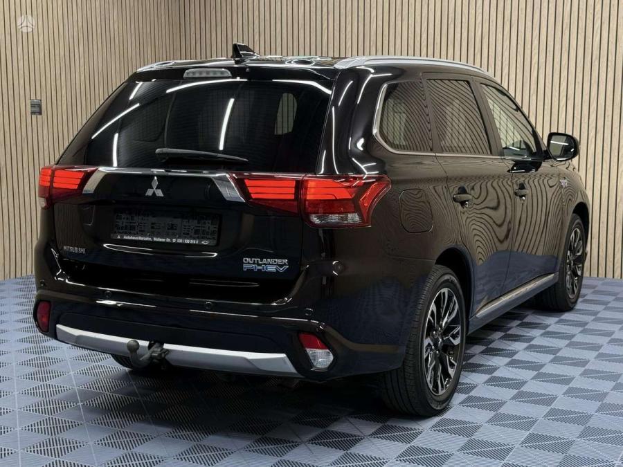 Black Mitsubishi Outlander 2017 in Marijampole, with an engine capacity of 2.00 L and mileage of 217 thousand km for 11950 €, photo 9 on AUTOMOTO.COM.LV