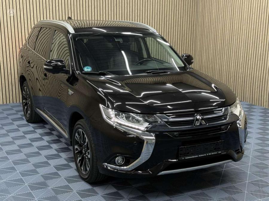 Black Mitsubishi Outlander 2017 in Marijampole, with an engine capacity of 2.00 L and mileage of 217 thousand km for 11950 €, photo 10 on AUTOMOTO.COM.LV