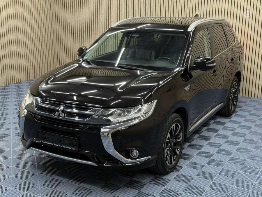 Black Mitsubishi Outlander 2017 in Marijampole, with an engine capacity of 2.00 L and mileage of 217 thousand km for 11950 €, photo 11 on AUTOMOTO.COM.LV