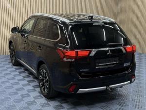 Black Mitsubishi Outlander 2017 in Marijampole, with an engine capacity of 2.00 L and mileage of 217 thousand km for 11950 €, photo 12 on AUTOMOTO.COM.LV