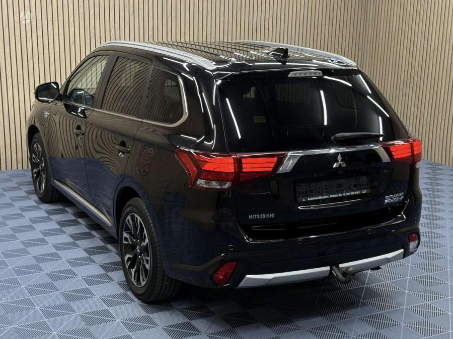 Black Mitsubishi Outlander 2017 in Marijampole, with an engine capacity of 2.00 L and mileage of 217 thousand km for 11950 €, photo 12 on AUTOMOTO.COM.LV