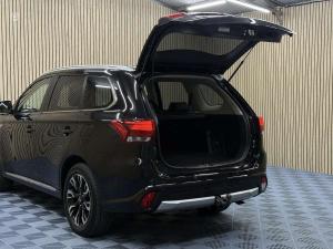 Black Mitsubishi Outlander 2017 in Marijampole, with an engine capacity of 2.00 L and mileage of 217 thousand km for 11950 €, photo 14 on AUTOMOTO.COM.LV