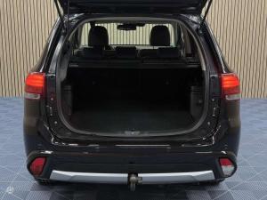 Black Mitsubishi Outlander 2017 in Marijampole, with an engine capacity of 2.00 L and mileage of 217 thousand km for 11950 €, photo 15 on AUTOMOTO.COM.LV