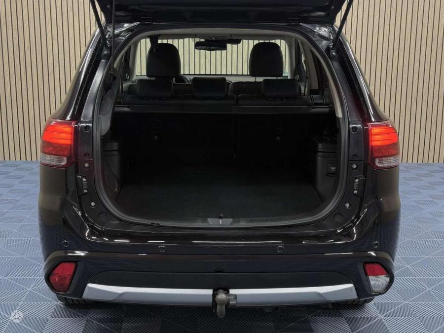 Black Mitsubishi Outlander 2017 in Marijampole, with an engine capacity of 2.00 L and mileage of 217 thousand km for 11950 €, photo 15 on AUTOMOTO.COM.LV