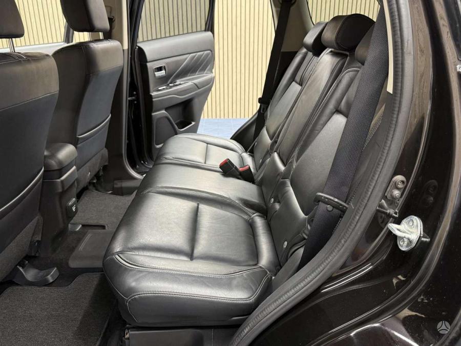 Black Mitsubishi Outlander 2017 in Marijampole, with an engine capacity of 2.00 L and mileage of 217 thousand km for 11950 €, photo 20 on AUTOMOTO.COM.LV