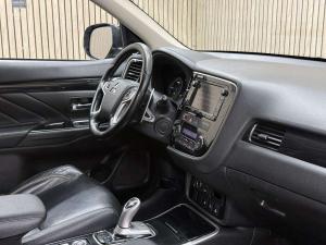 Black Mitsubishi Outlander 2017 in Marijampole, with an engine capacity of 2.00 L and mileage of 217 thousand km for 11950 €, photo 23 on AUTOMOTO.COM.LV