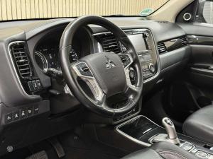 Black Mitsubishi Outlander 2017 in Marijampole, with an engine capacity of 2.00 L and mileage of 217 thousand km for 11950 €, photo 25 on AUTOMOTO.COM.LV
