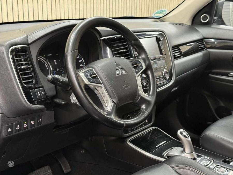 Black Mitsubishi Outlander 2017 in Marijampole, with an engine capacity of 2.00 L and mileage of 217 thousand km for 11950 €, photo 25 on AUTOMOTO.COM.LV