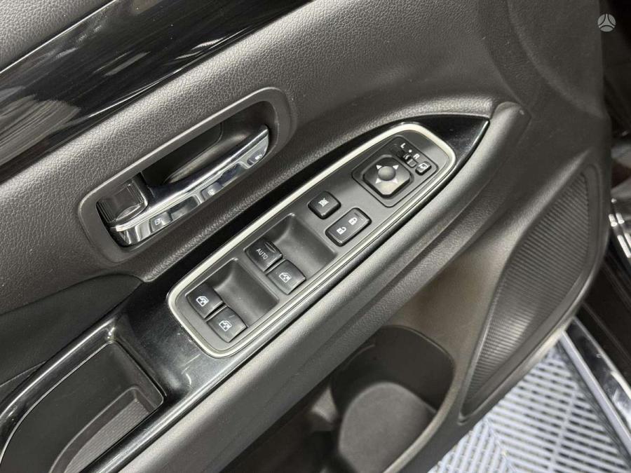 Black Mitsubishi Outlander 2017 in Marijampole, with an engine capacity of 2.00 L and mileage of 217 thousand km for 11950 €, photo 26 on AUTOMOTO.COM.LV