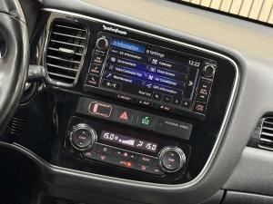 Black Mitsubishi Outlander 2017 in Marijampole, with an engine capacity of 2.00 L and mileage of 217 thousand km for 11950 €, photo 31 on AUTOMOTO.COM.LV
