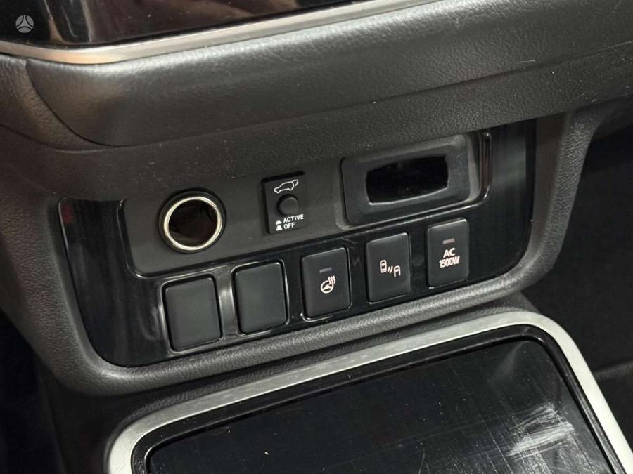 Black Mitsubishi Outlander 2017 in Marijampole, with an engine capacity of 2.00 L and mileage of 217 thousand km for 11950 €, photo 32 on AUTOMOTO.COM.LV