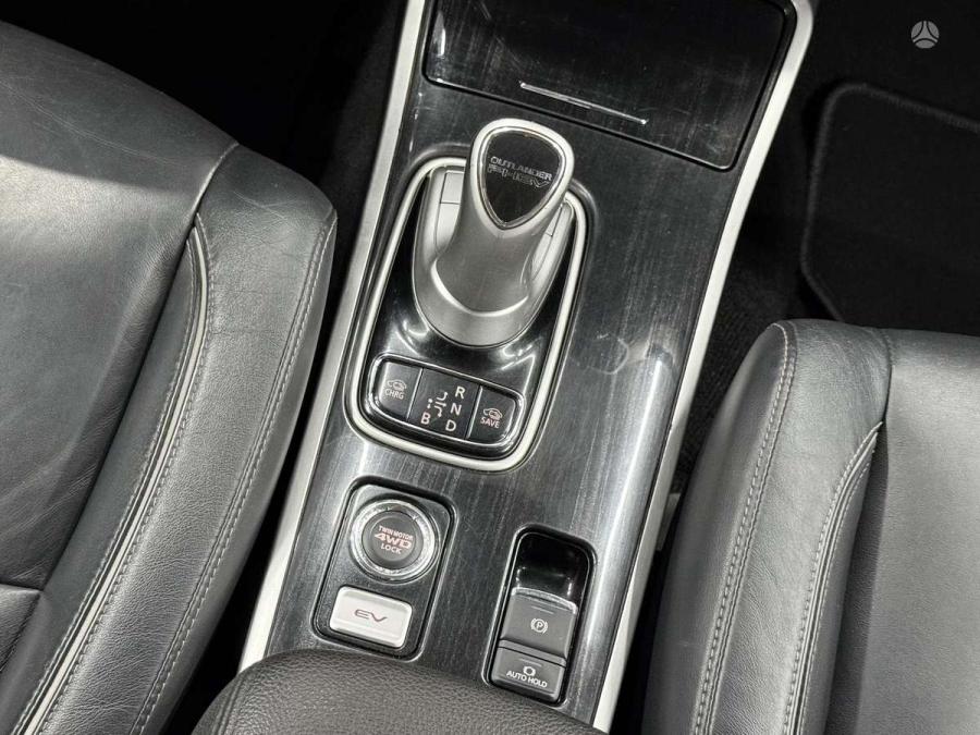 Black Mitsubishi Outlander 2017 in Marijampole, with an engine capacity of 2.00 L and mileage of 217 thousand km for 11950 €, photo 33 on AUTOMOTO.COM.LV
