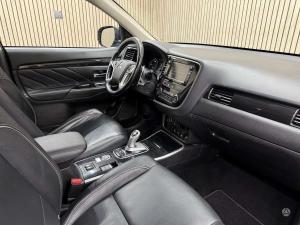 Black Mitsubishi Outlander 2017 in Marijampole, with an engine capacity of 2.00 L and mileage of 217 thousand km for 11950 €, photo 34 on AUTOMOTO.COM.LV