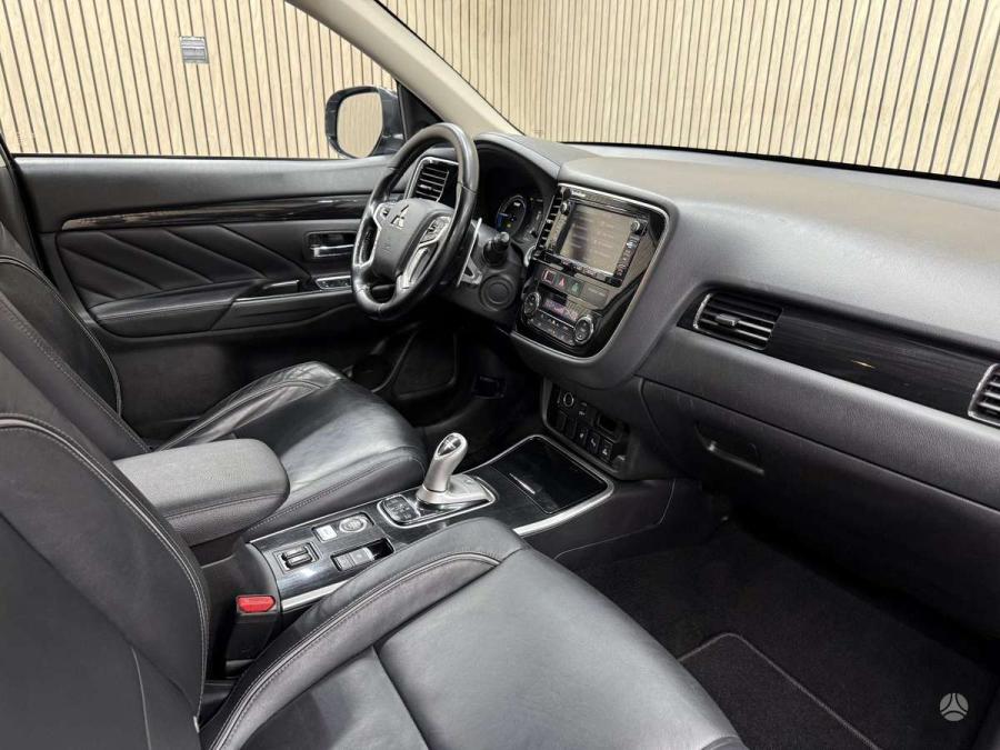 Black Mitsubishi Outlander 2017 in Marijampole, with an engine capacity of 2.00 L and mileage of 217 thousand km for 11950 €, photo 34 on AUTOMOTO.COM.LV