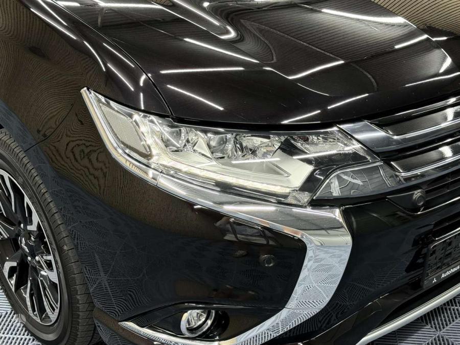 Black Mitsubishi Outlander 2017 in Marijampole, with an engine capacity of 2.00 L and mileage of 217 thousand km for 11950 €, photo 35 on AUTOMOTO.COM.LV